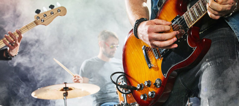 Jouer du rock, les instruments indispensables.